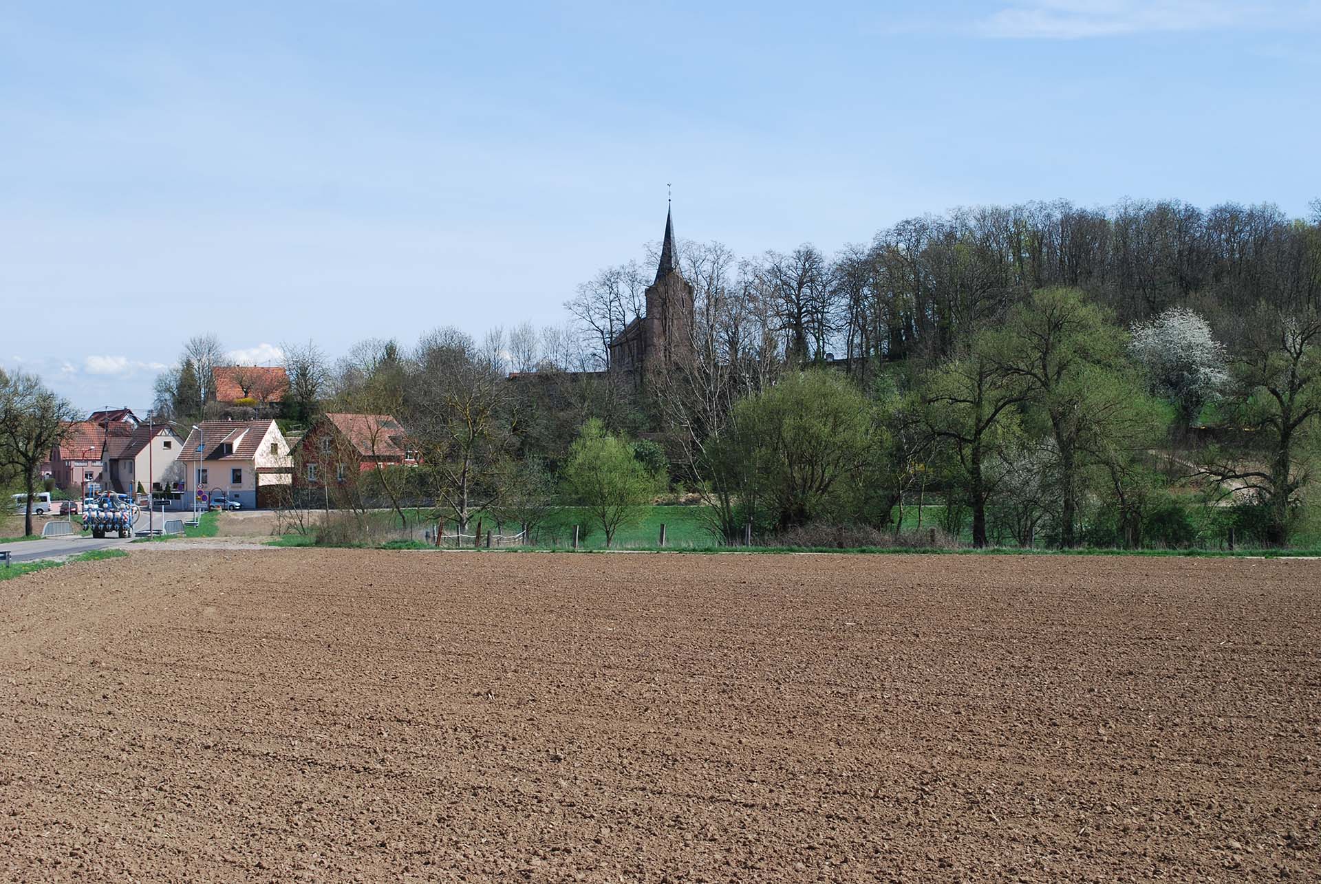 Vue vers l'église protestante - Mairie de Mundolsheim - Alsace (Bas ...